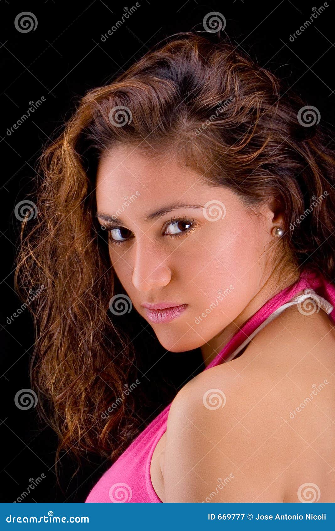 Fille latine dans le noir image stock. Image du beau, beauté - 669777