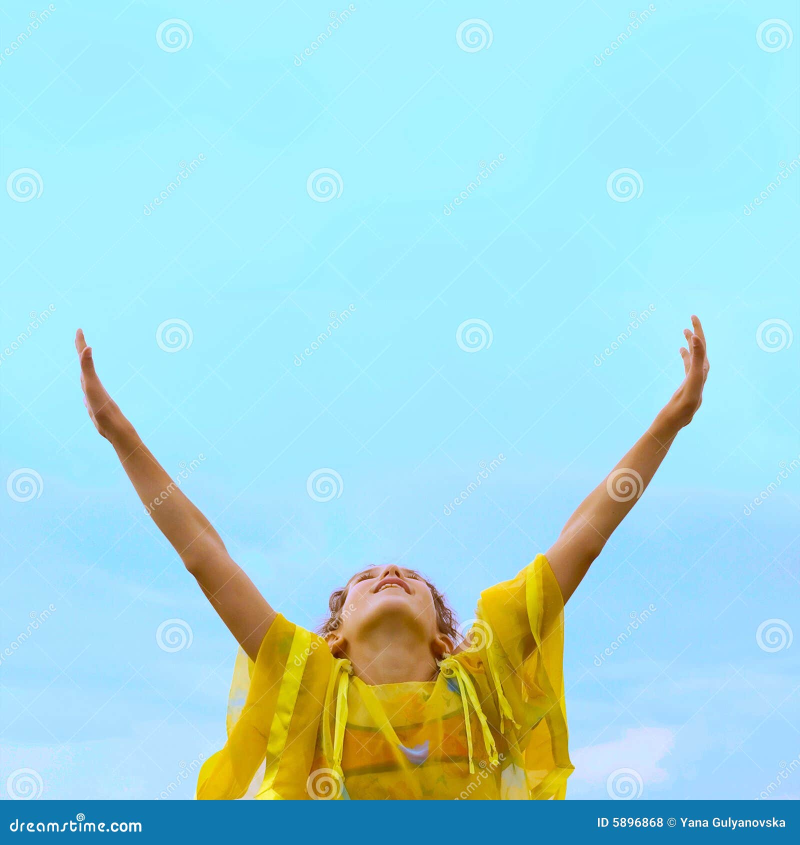 Fille Libre Sur Le Fond De Ciel Image. Image: 5896868