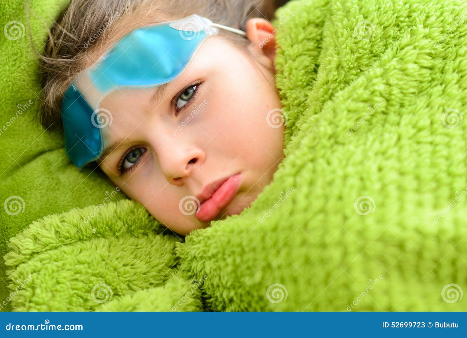 Fille Malade D'enfant Sous Une Couverture Image stock - Image du ...