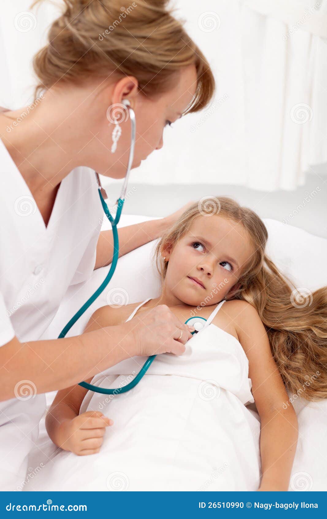 Fille Malade Examinée Par Le Docteur Féminin Photo Stock Image Du