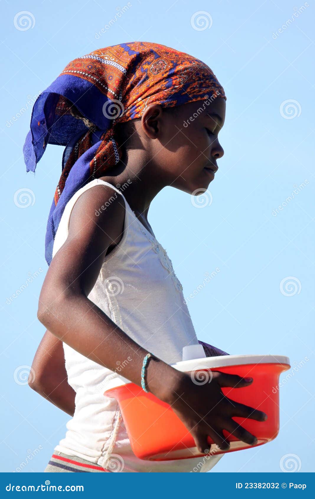 Fille malgache photographie éditorial. Image du cuvette - 23382032