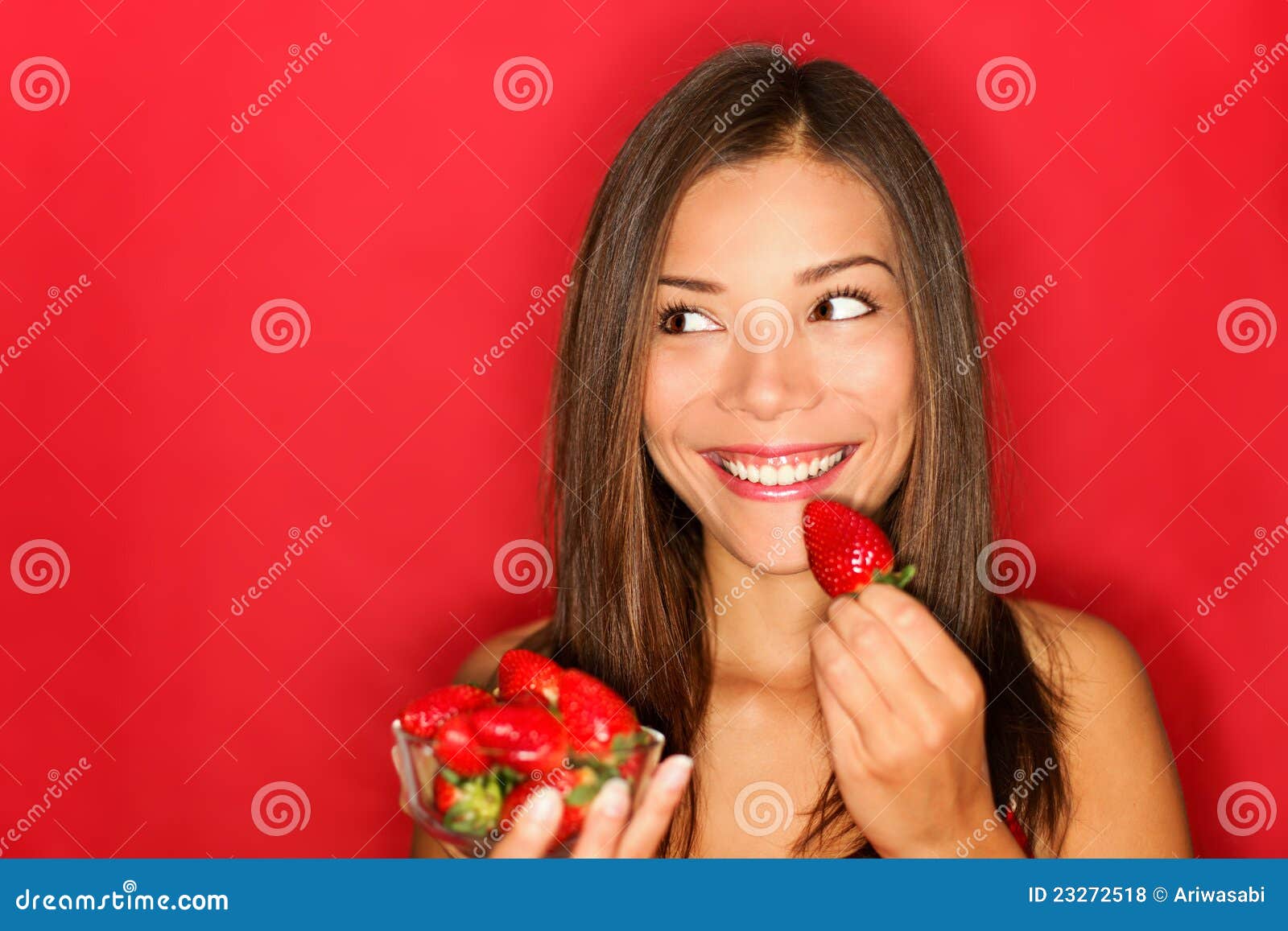 Fille mangeant des fraises photo stock. Image du regarder - 23272518