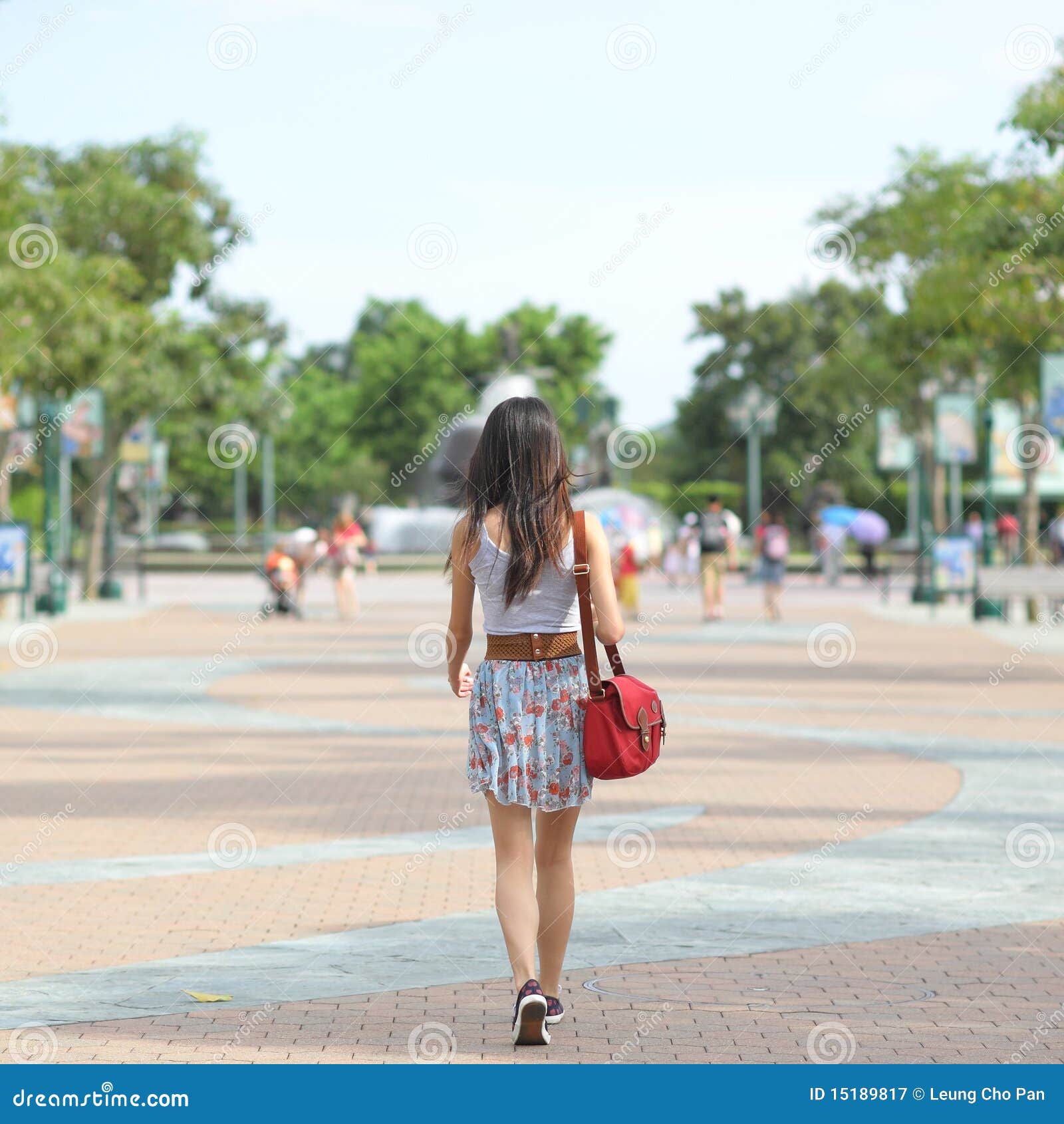 Fille marchant sur la rue image stock. Image du asie - 15189817