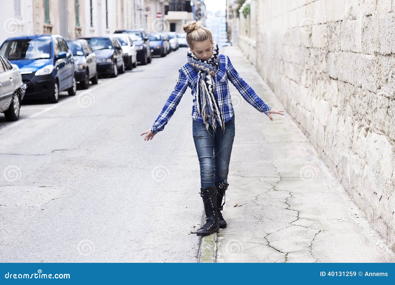 Fille Marchant Sur Une Rue De Ville Image stock - Image du jeans ...