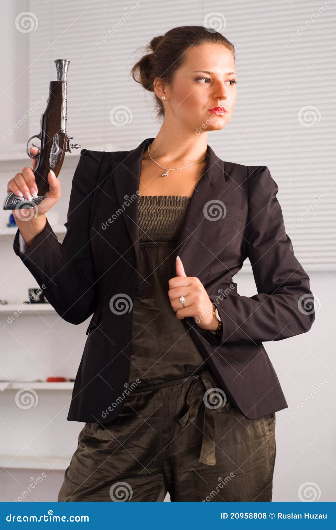 Fille Mignonne Avec Le Canon Photo stock - Image of caucasien, regarder ...