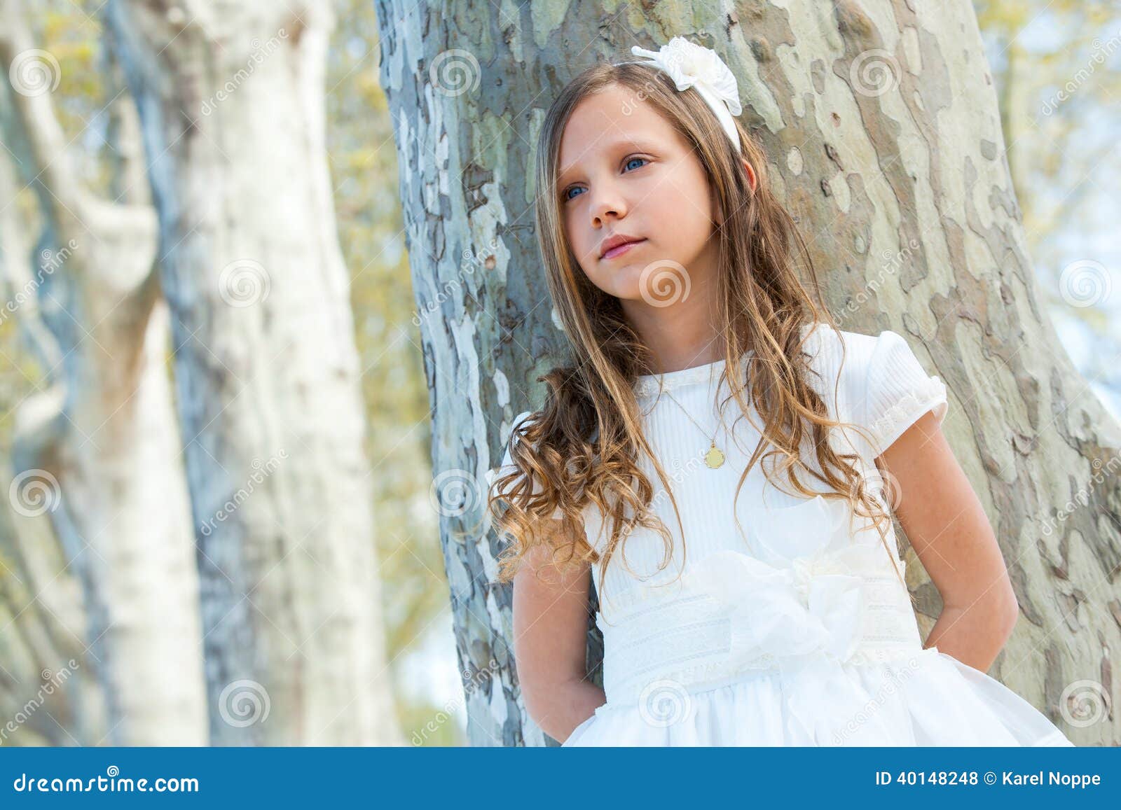 Fille Mignonne Dans La Robe Blanche Avec Le Regard Perdu. Photo stock ...