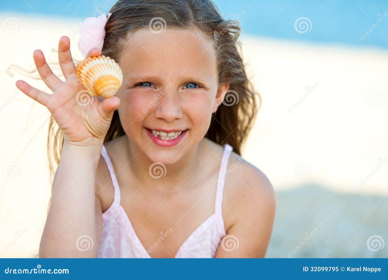 Fille Mignonne Montrant Le Coquillage Sur La Plage. Image stock - Image ...