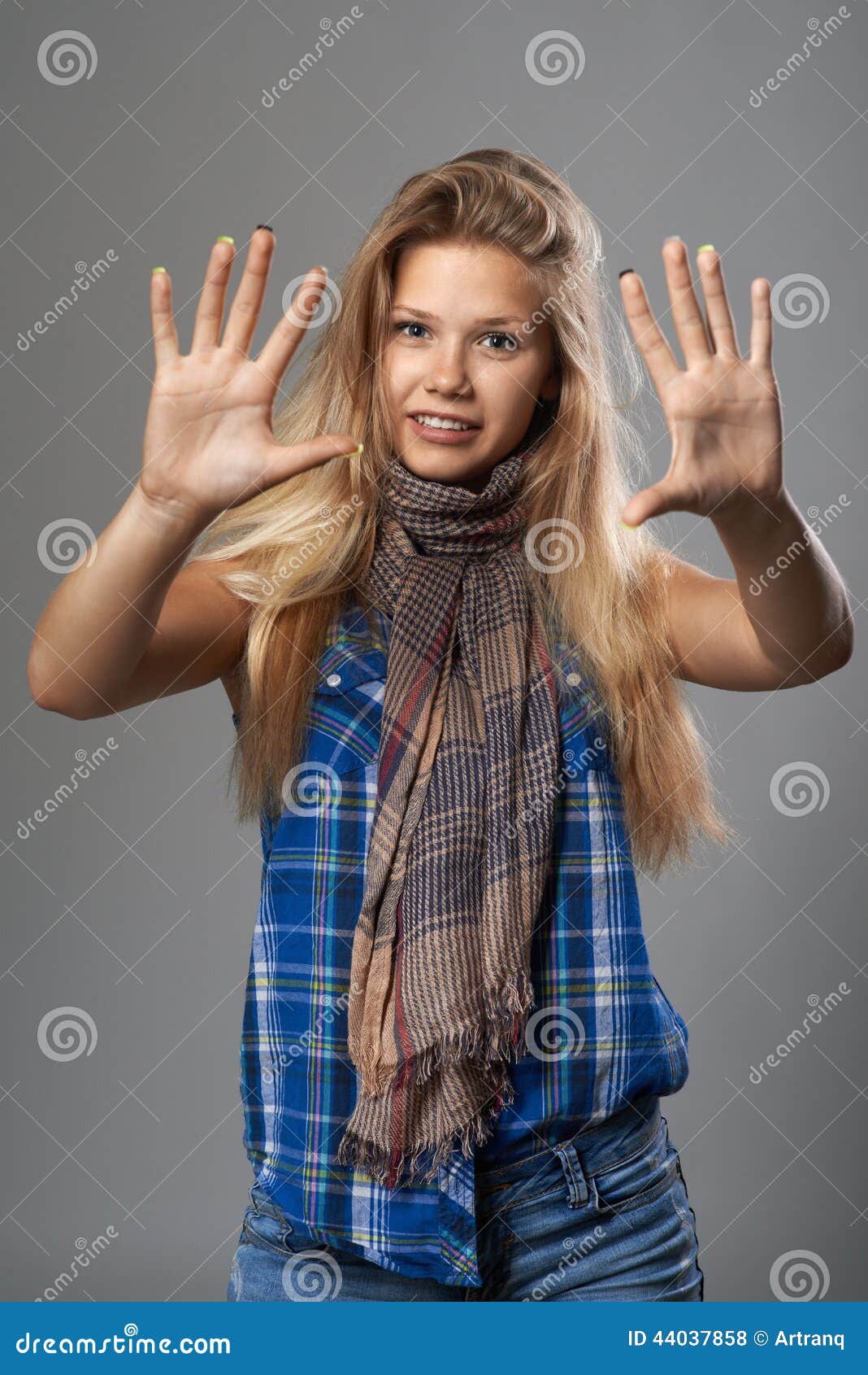 Fille Montrant Dix Doigts Photo Stock Image Du Mains 44037858