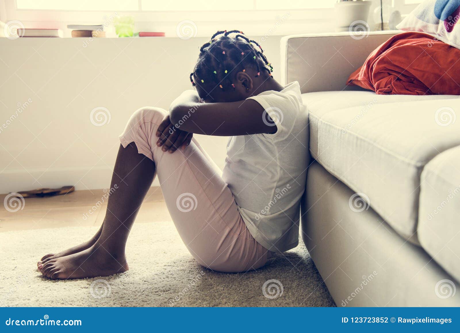 Fille Noire Avec émotion De Tristesse Photo stock - Image du problèmes ...