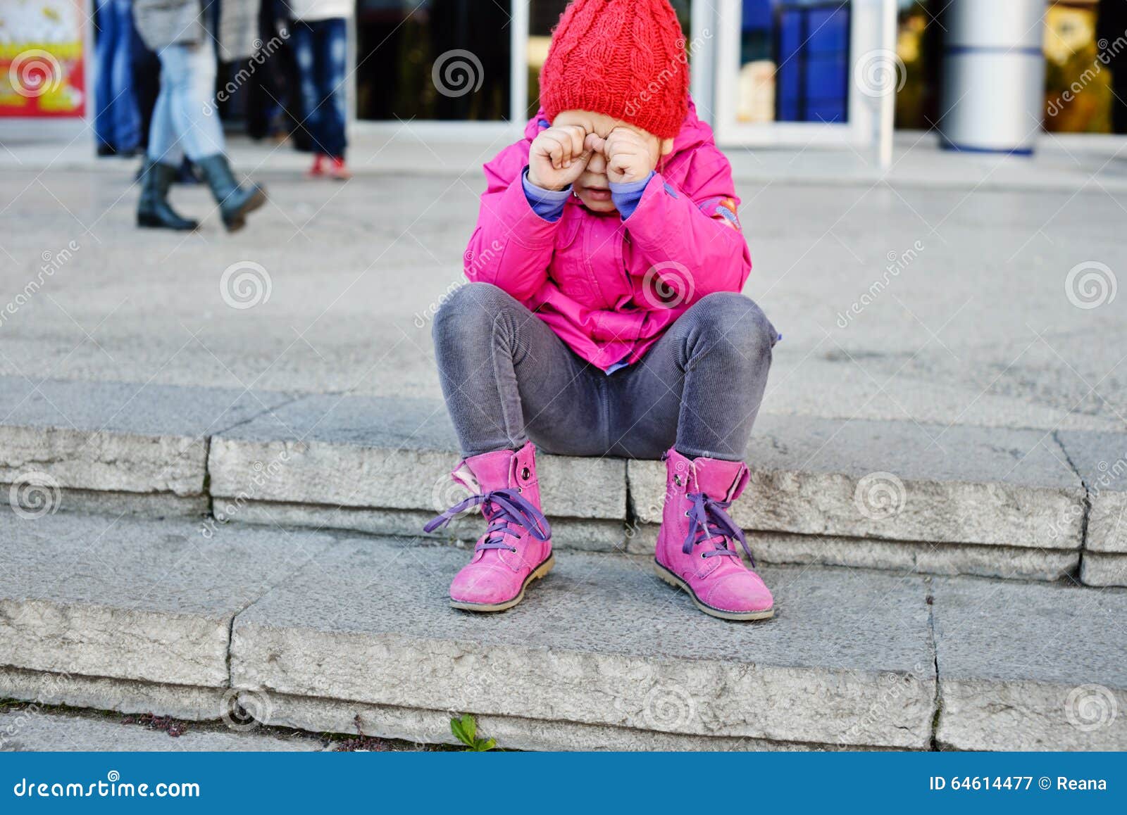 Fille perdue image stock. Image du dépression, aide, enfance - 64614477