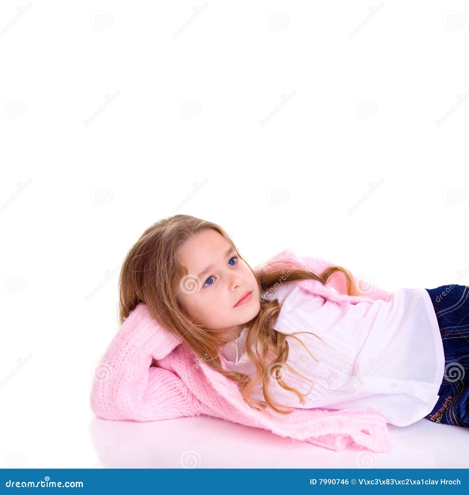 Fille posant des jeunes photo stock. Image du isolement - 7990746