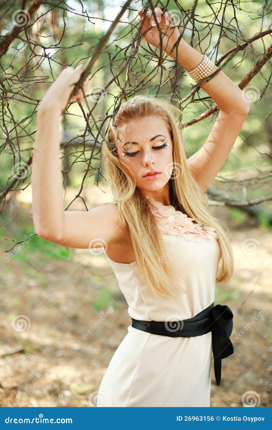 Fille Posant En Stationnement De Pin Photo stock - Image du nature ...