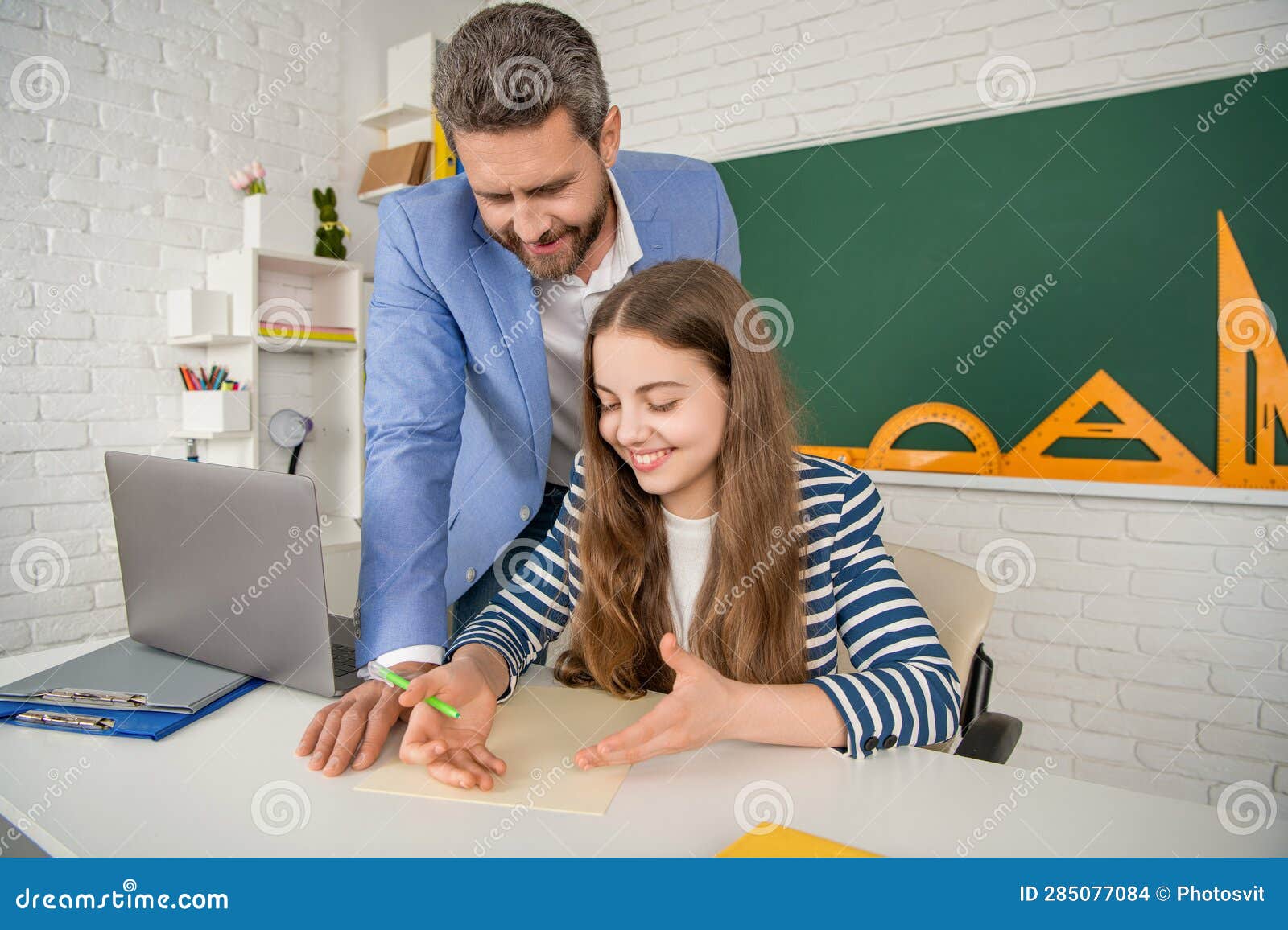 Fille Positive Avec Enseignant En Classe Utiliser Ordinateur Portable ...