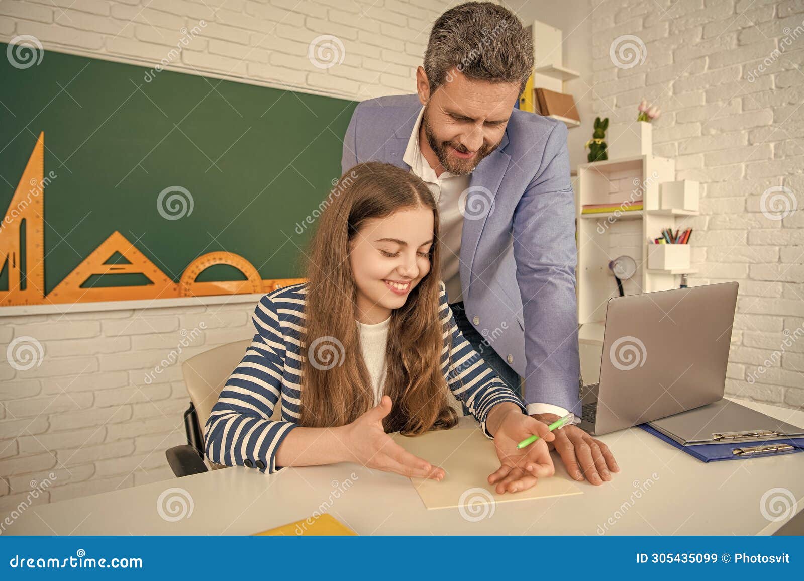 Fille Positive Avec Enseignant En Classe Utiliser Ordinateur Portable ...