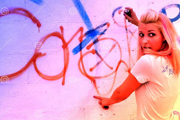 Fille Punke Au Mur De Graffiti Image stock - Image of renivellement ...