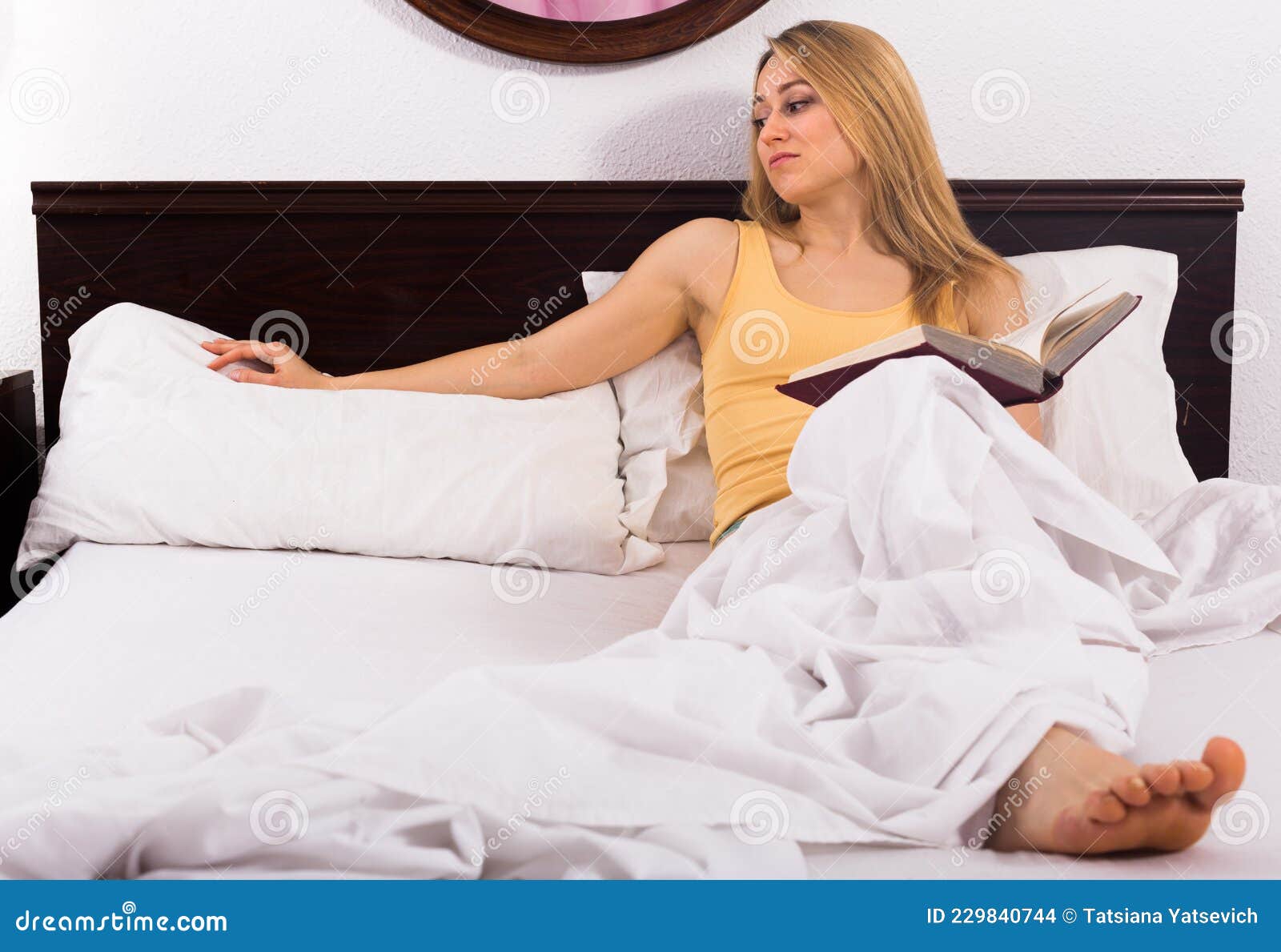 Fille Qui Attend Son Mari Seule Au Lit Dans La Chambre Photo Stock Image Du Américain