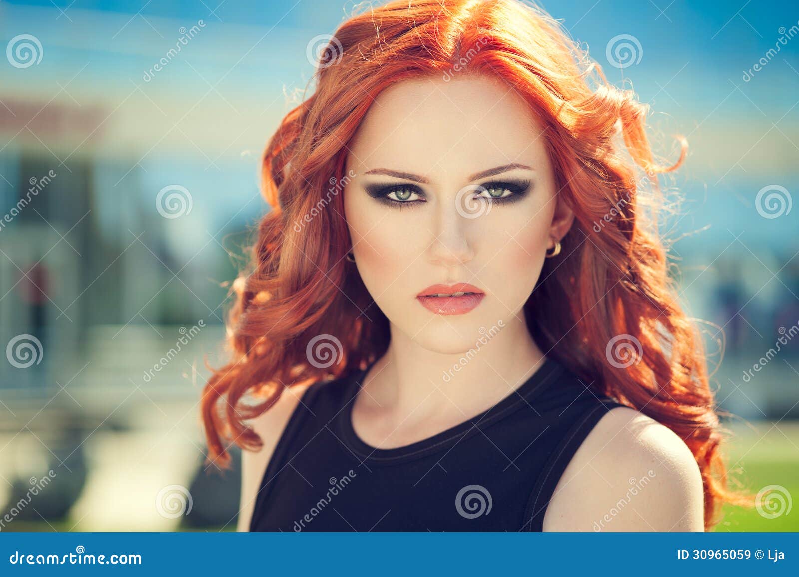 Fille rouge de cheveux image stock. Image of longtemps - 30965059