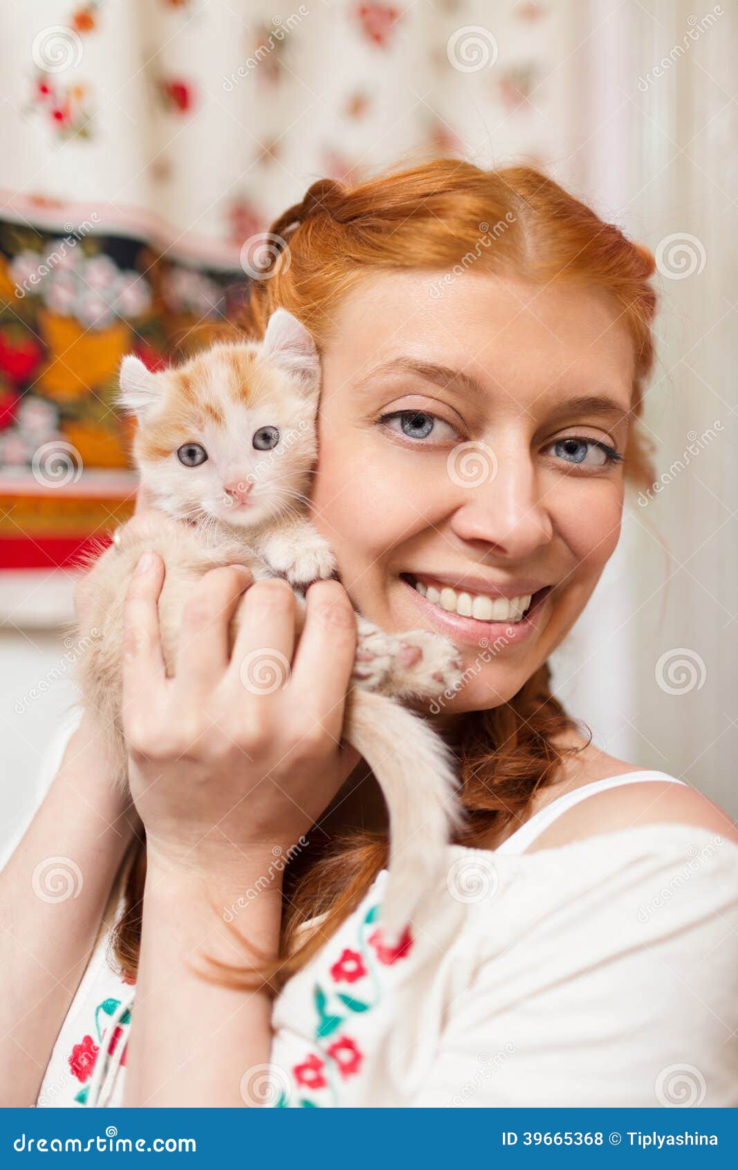 Fille Rousse Avec Un Chaton Rouge Photo stock - Image du costume, jeune ...
