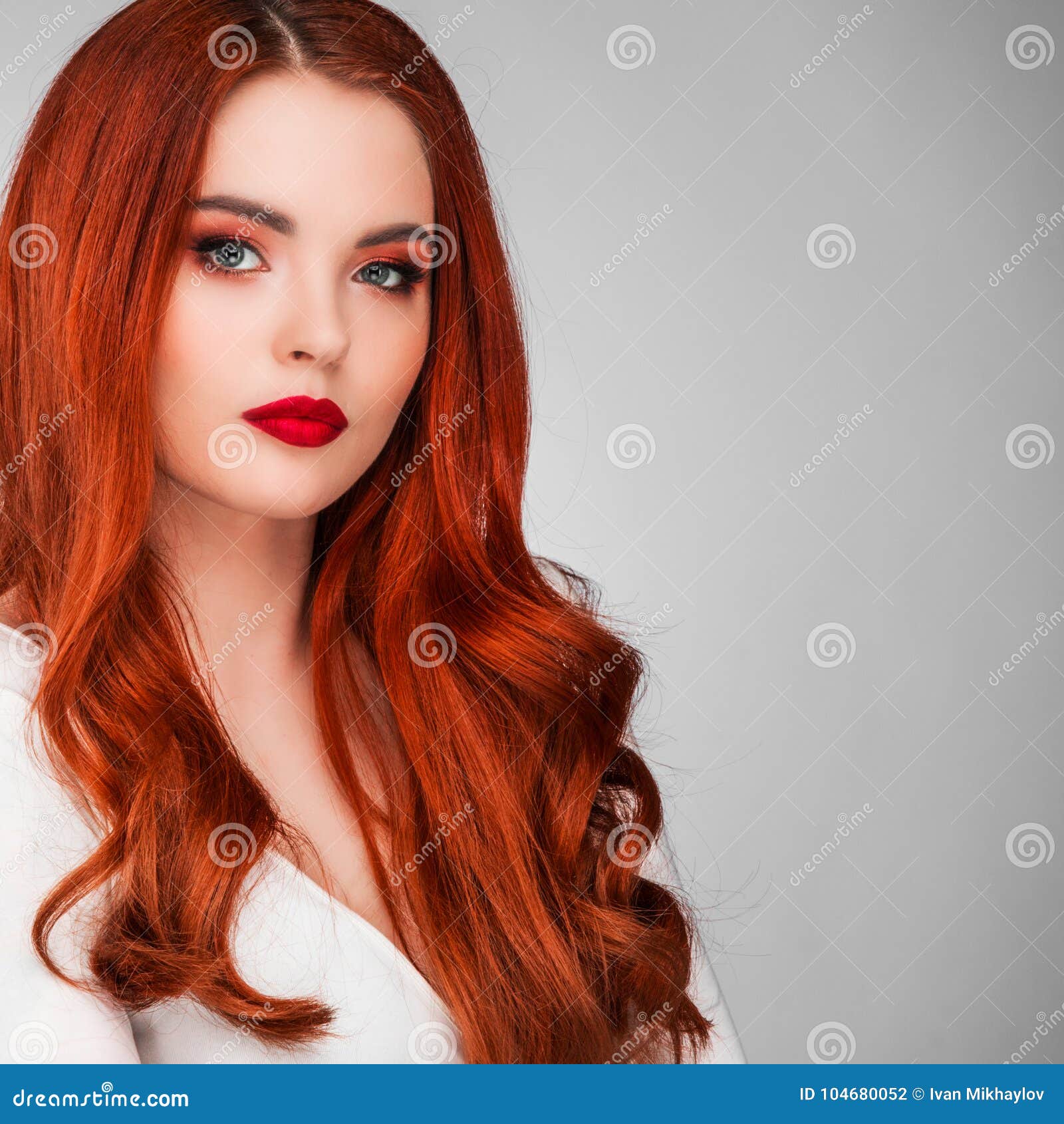 Fille rousse magnifique photo stock. Image du beau, tête - 104680052