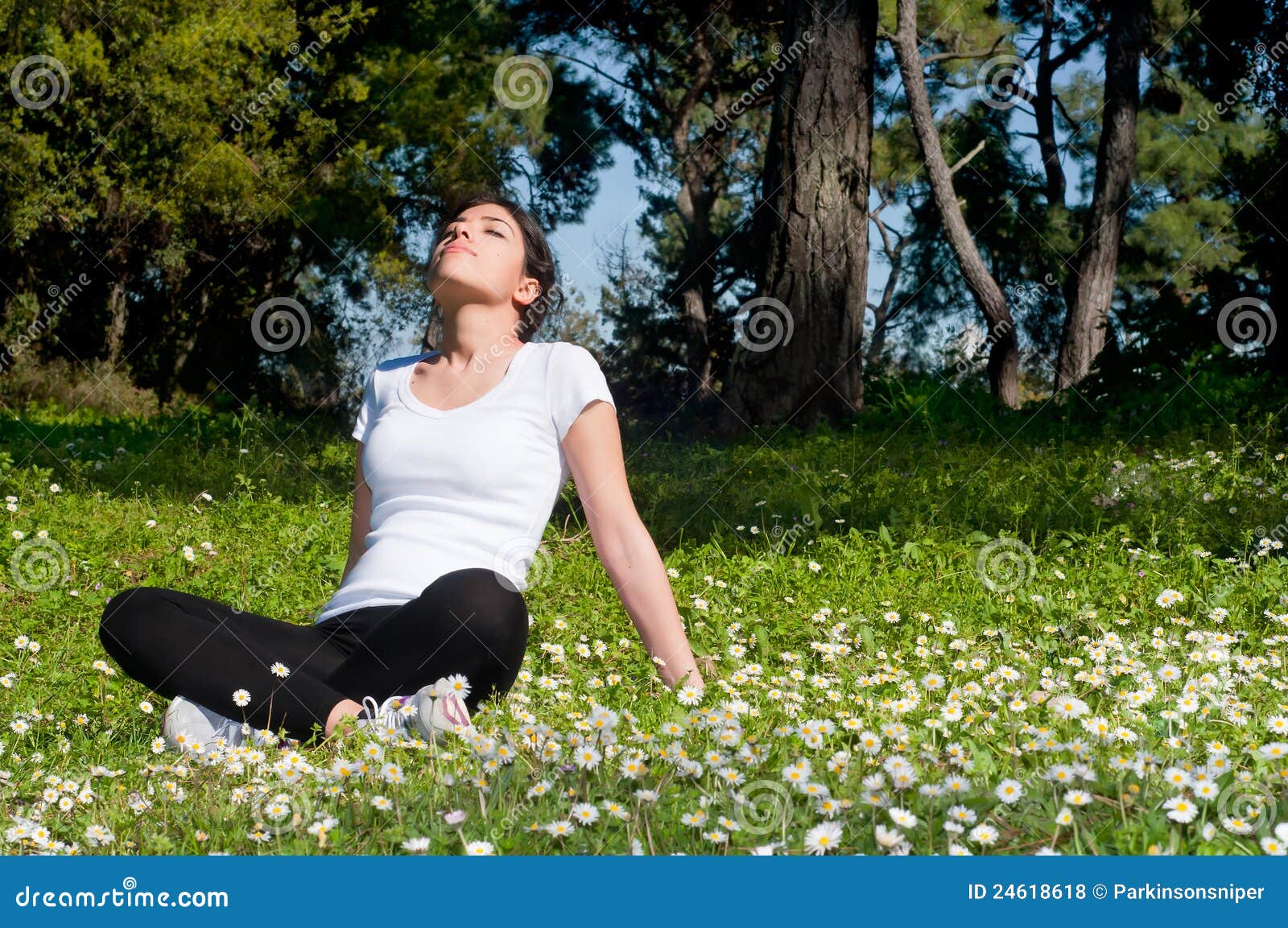 Fille S'asseyant Sur L'herbe Photo stock - Image du rêves, forêt: 24618618 Fille S'asseyant Sur L'herbe Photo stock - Image du rêves, forêt: 24618618