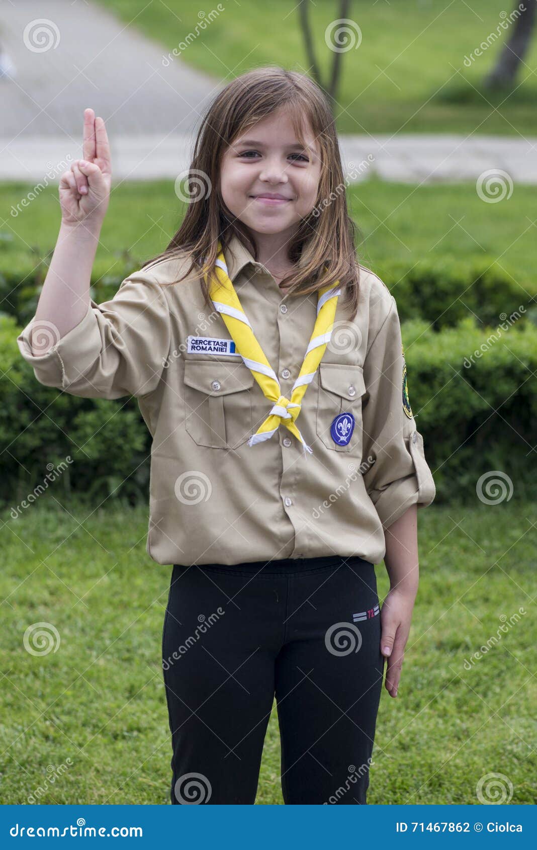 Fille scout photographie éditorial. Image du amis, lignes - 71467862