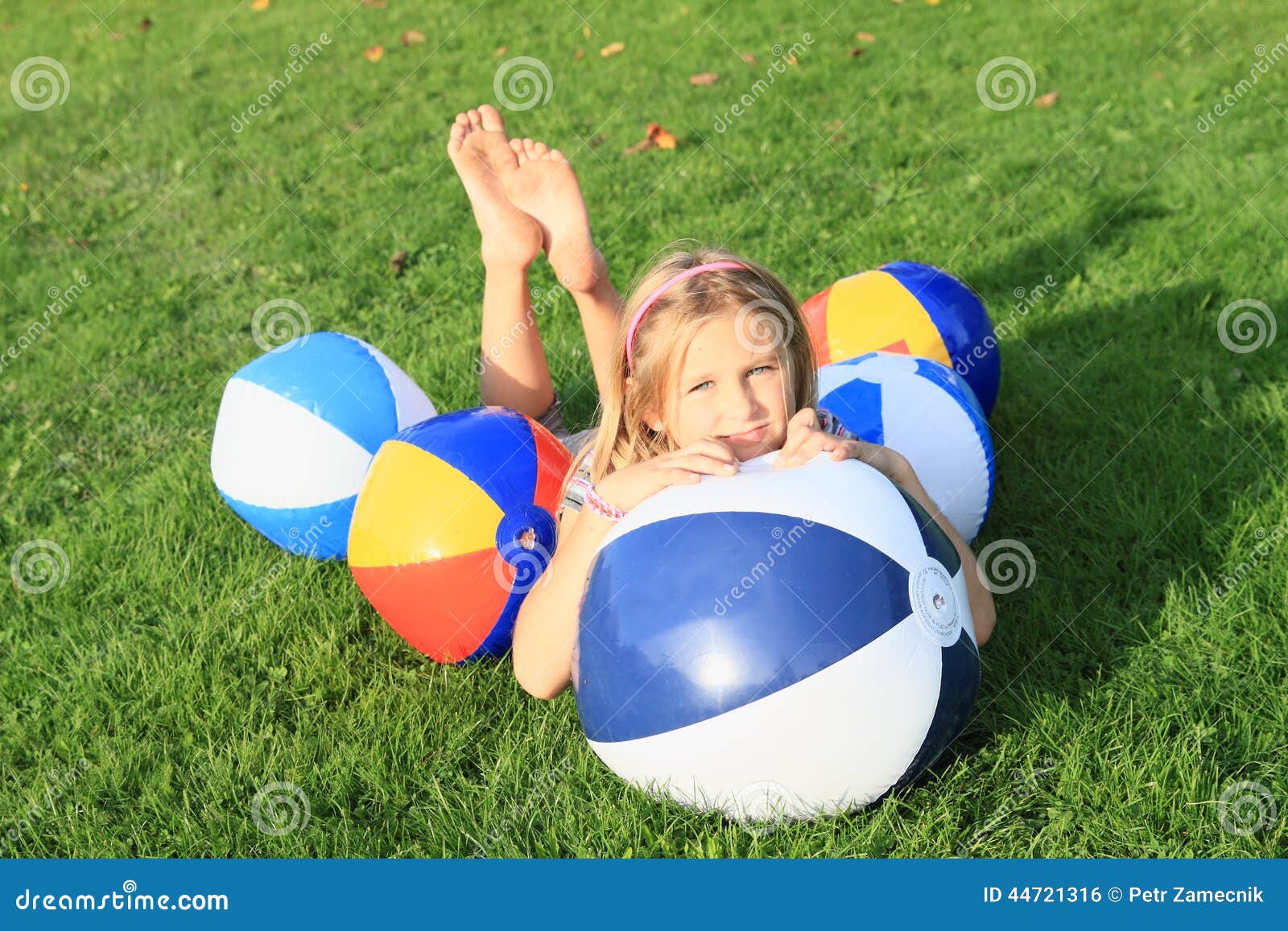 Fille Se Trouvant Parmi Gonfler Des Boules Photo stock - Image du jouet ...
