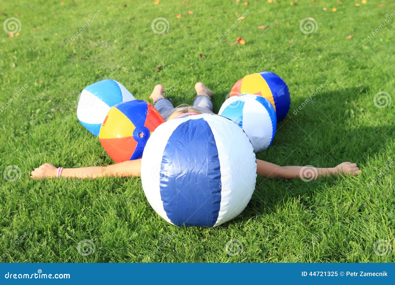 Fille Se Trouvant Parmi Gonfler Des Boules Image stock - Image du pied ...