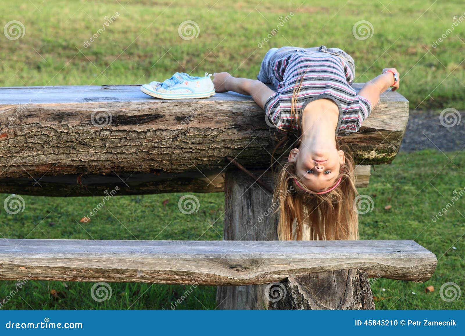 Fille Se Trouvant Sur La Table En Bois Photo stock - Image du gosse ...