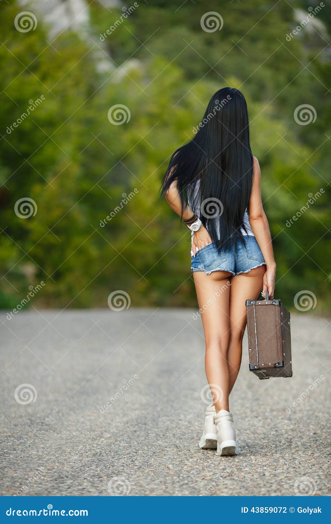 Fille Seule Avec Une Valise Sur Une Route De Campagne Photo Stock