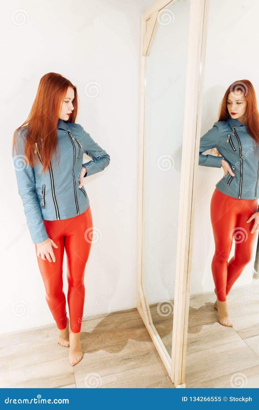Fille Sexy Mince Dans La Cabine Dessayage La Femme Met Dessus Des