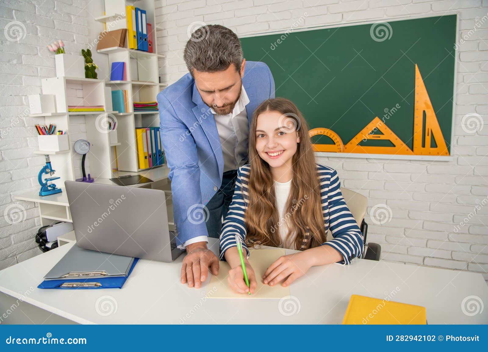 Fille Souriante Avec Enseignant En Classe Utiliser Ordinateur Portable ...