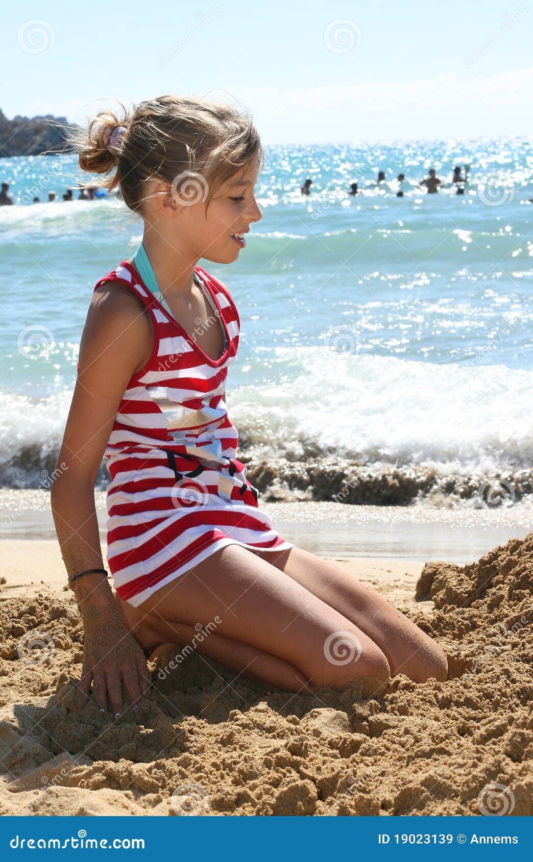 Fille sur la plage image stock. Image du ressource, vacances - 19023139