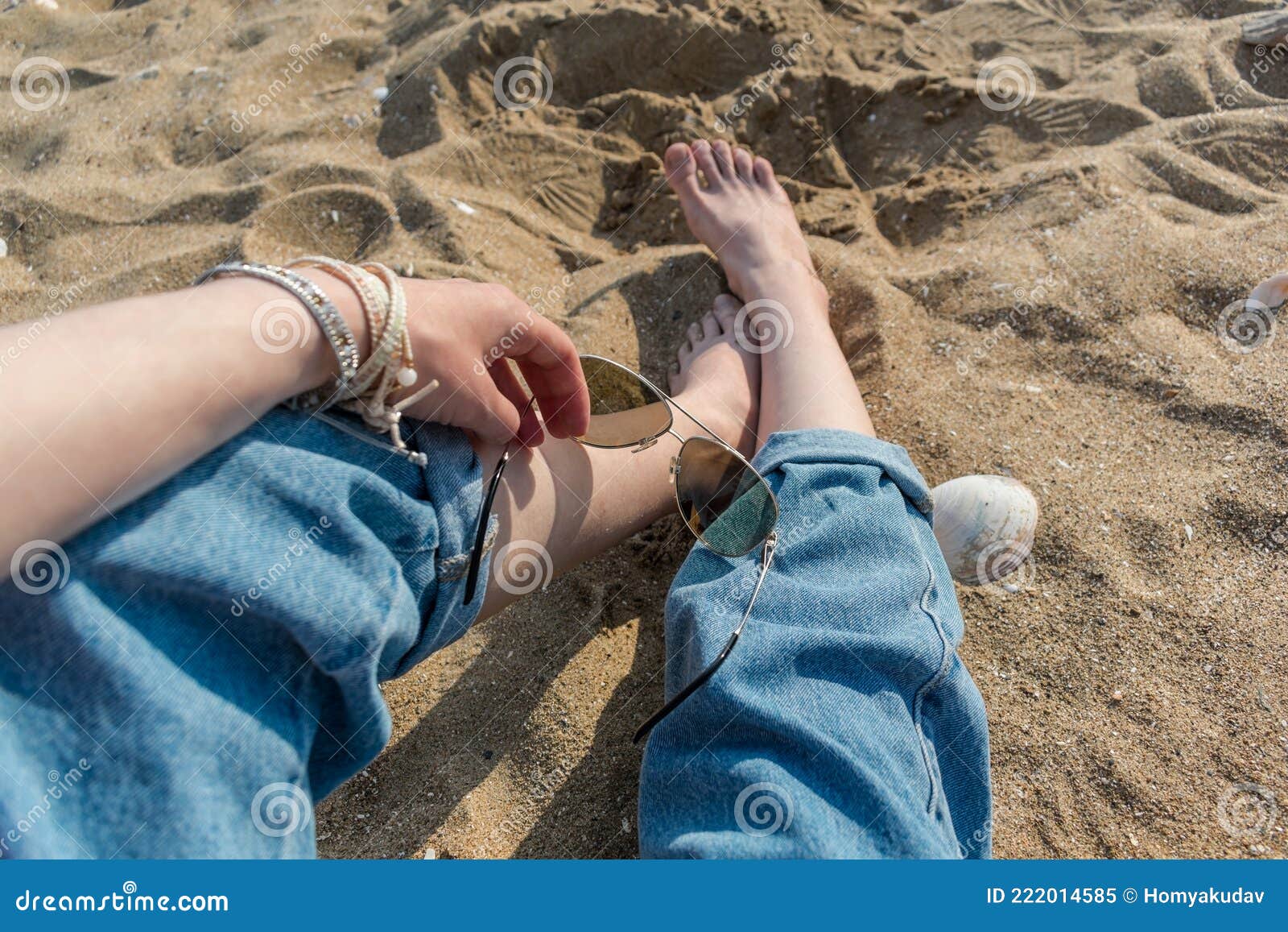 Fille Sur La Plage Avec Pieds Nus Tient Les Lunettes De Soleil à La