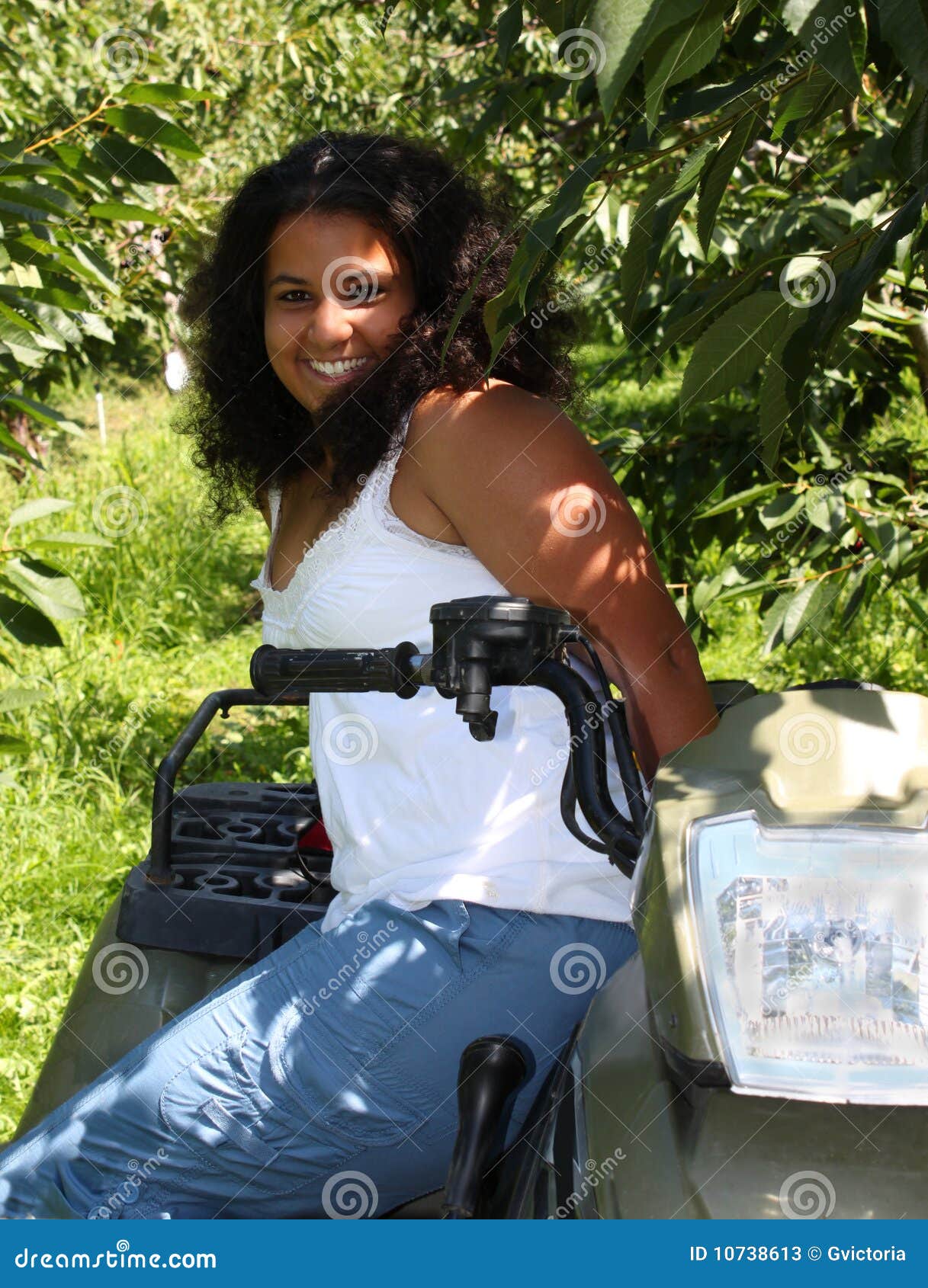 Fille sur le rouleur 4 image stock. Image du fille, véhicule - 10738613