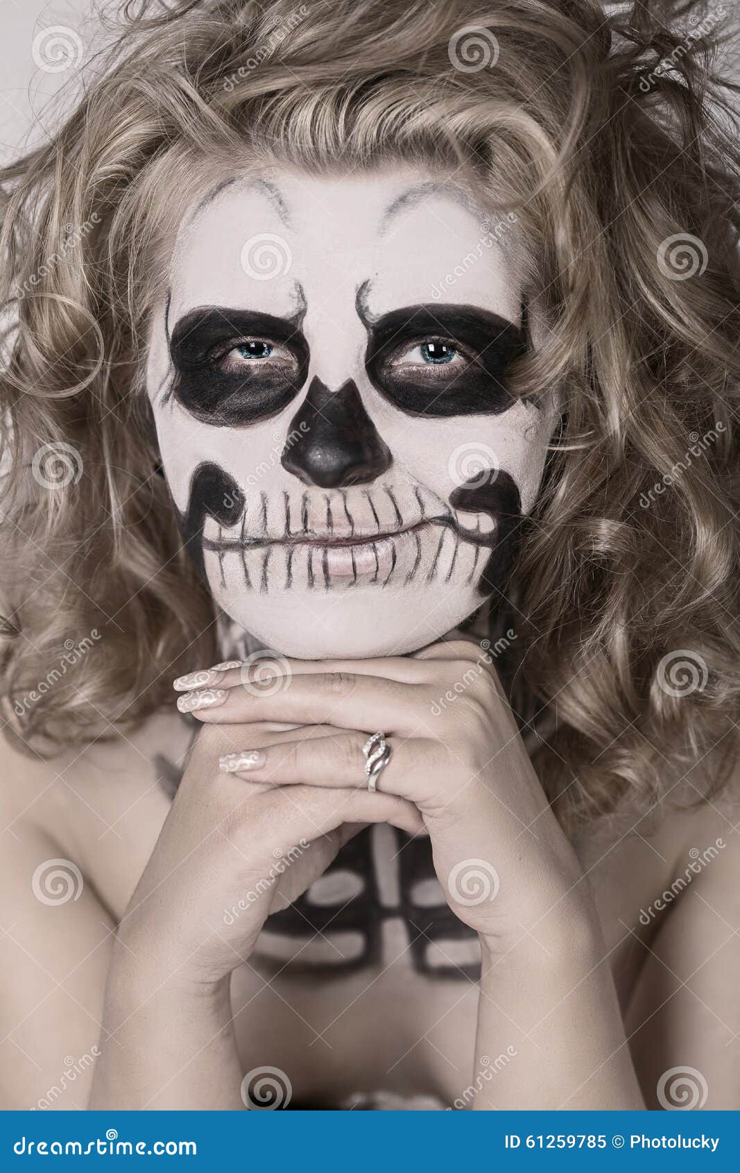 Fille Sur Le Visage Du Squelette Image stock - Image du costume, visage ...