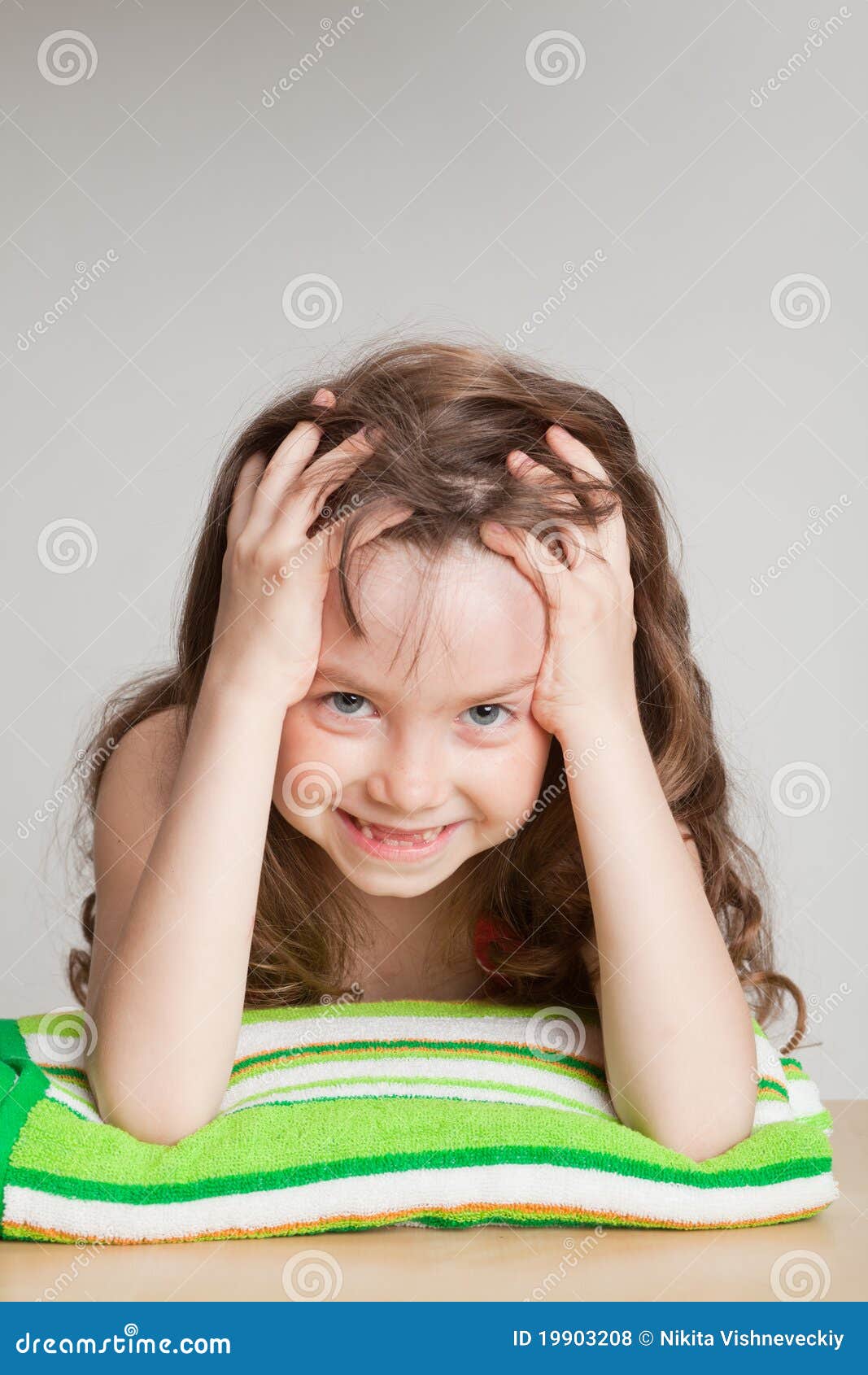Fille Sur Un Essuie Main Photo Stock Image Du Sécher 19903208