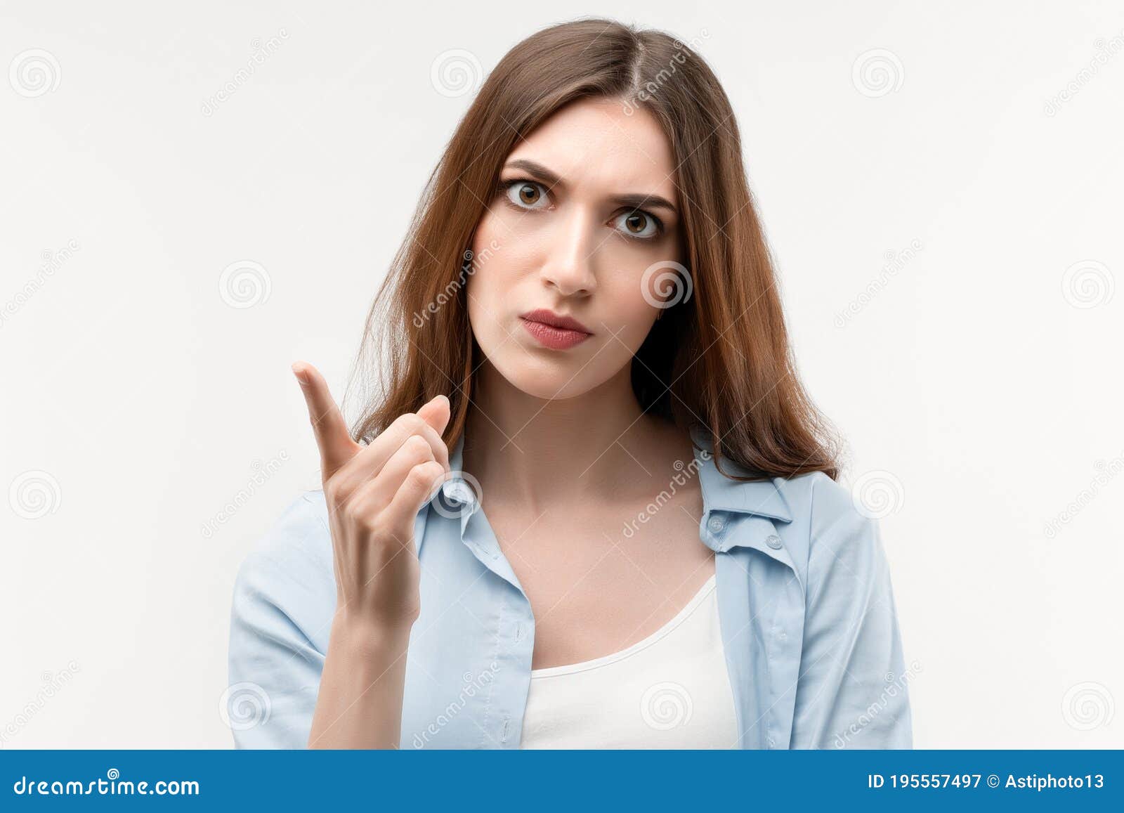 Fille Sérieuse Avec De Longs Cheveux Marron Agitant Un Doigt Grondant