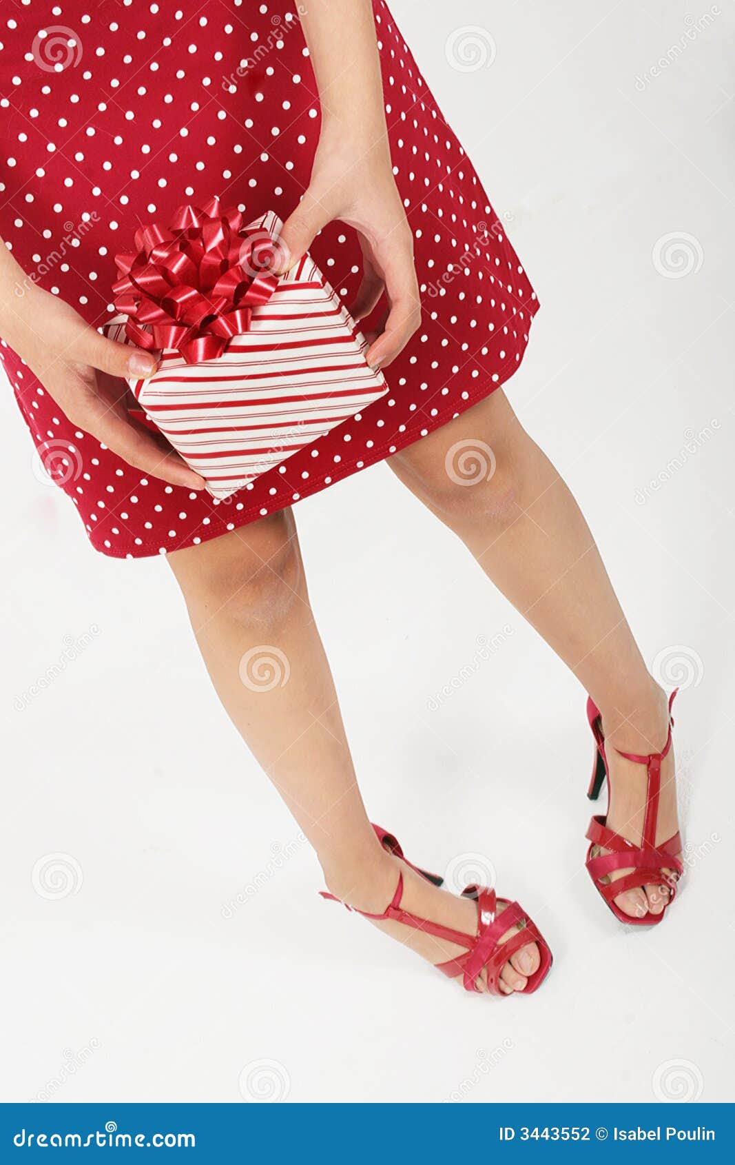 Fille Timide Avec Le Cadeau Photo stock - Image du rouge, emballage ...