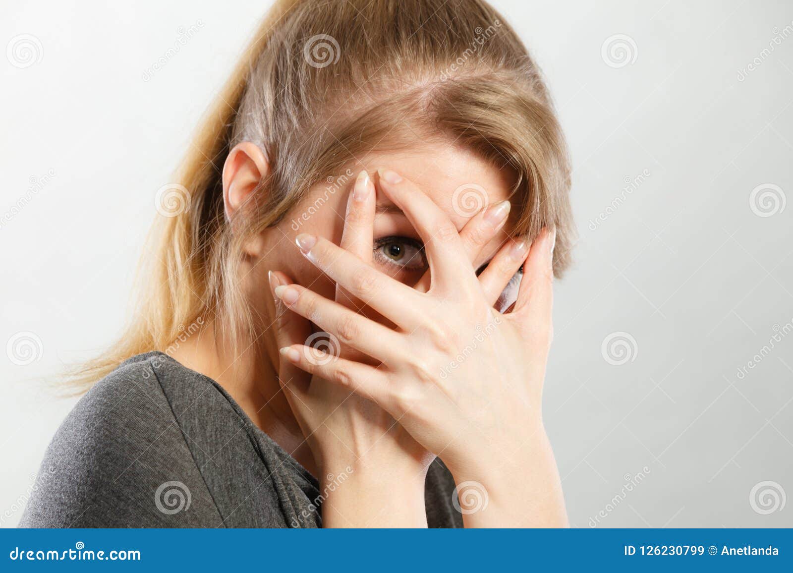 Fille Timide Cachant Son Visage Image stock - Image du timide ...