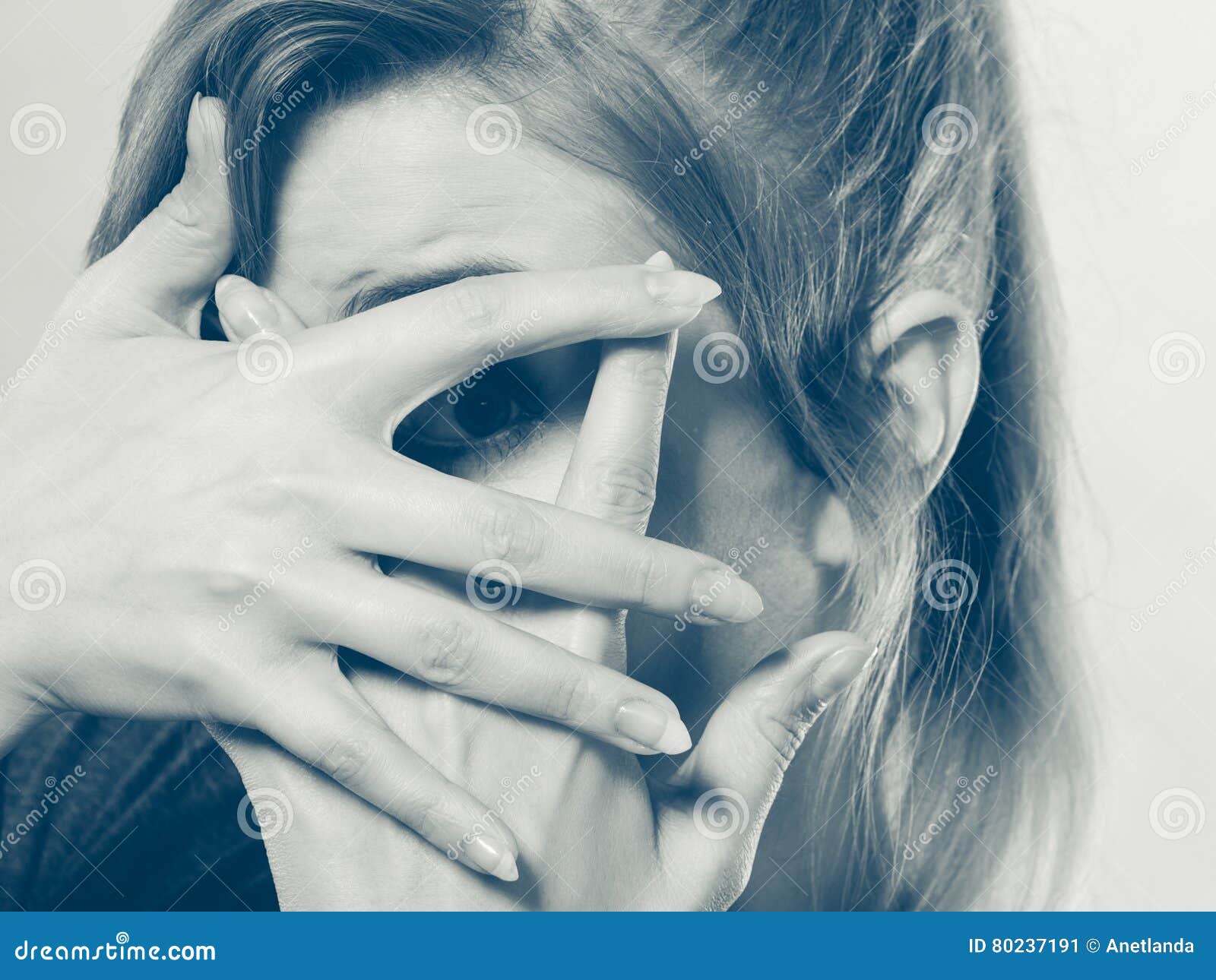 Fille Timide Cachant Son Visage Image stock - Image du psychologie ...