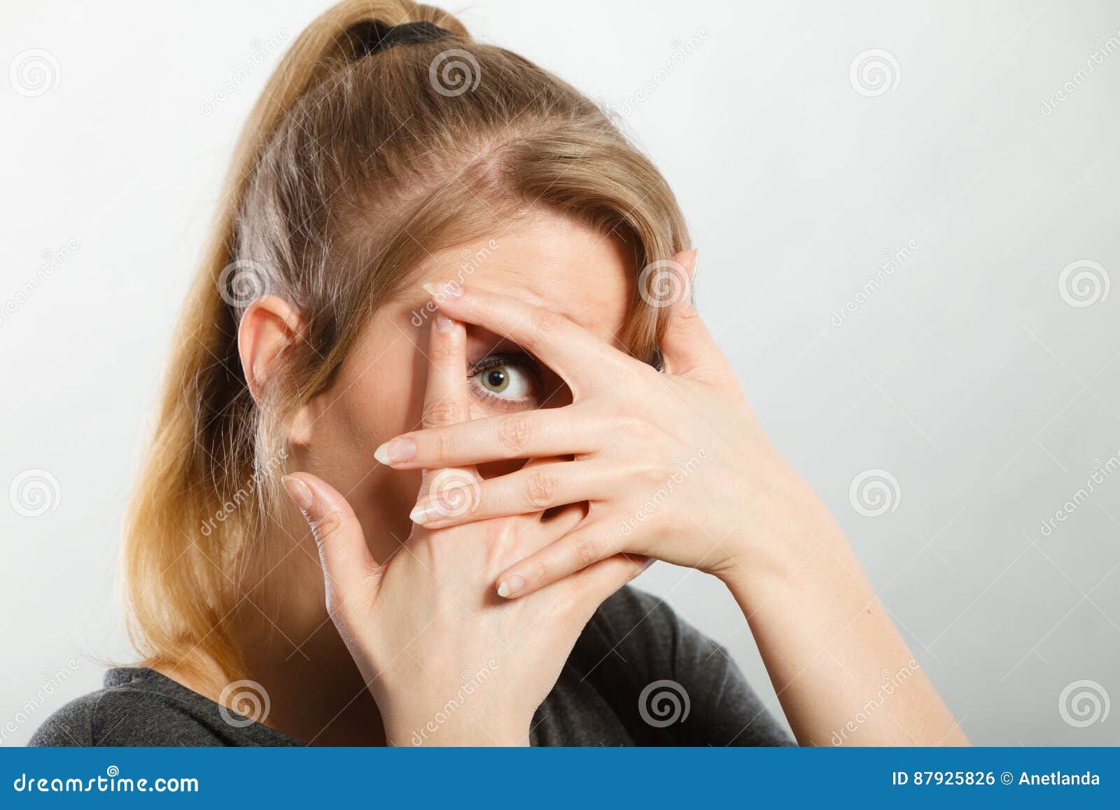 Fille Timide Cachant Son Visage Photo stock - Image du regarder, honte ...