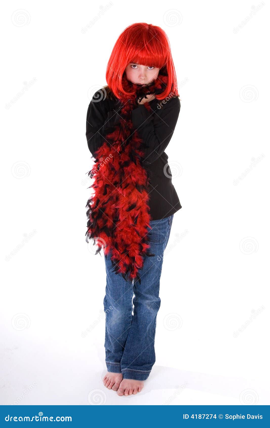 Fille Timide Dans La Perruque Et Le Boa Rouges. Photo stock - Image du ...
