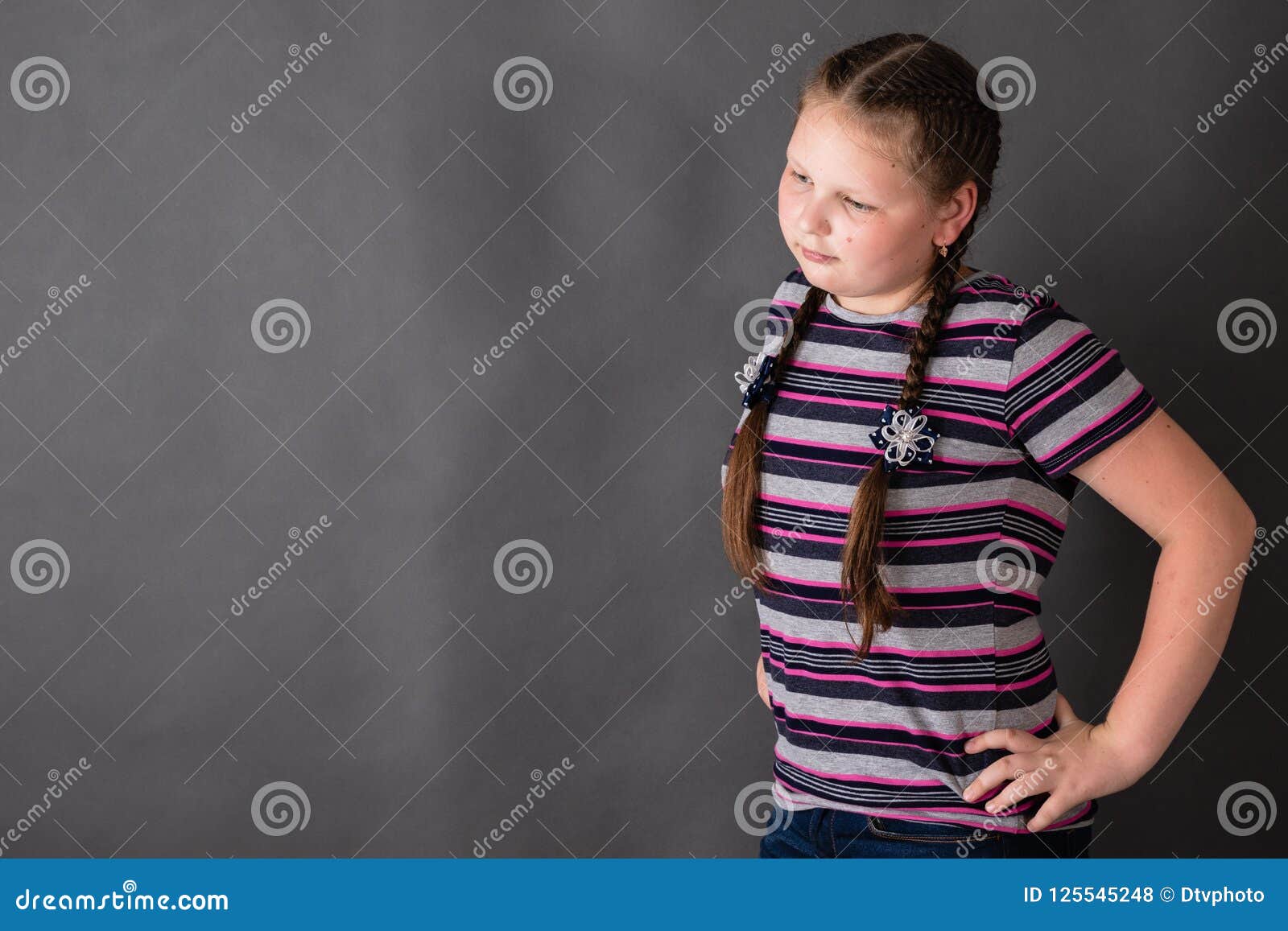 Fille Vaillante Forte Avec Des Bras Sur Les Hanches Photo Stock Image