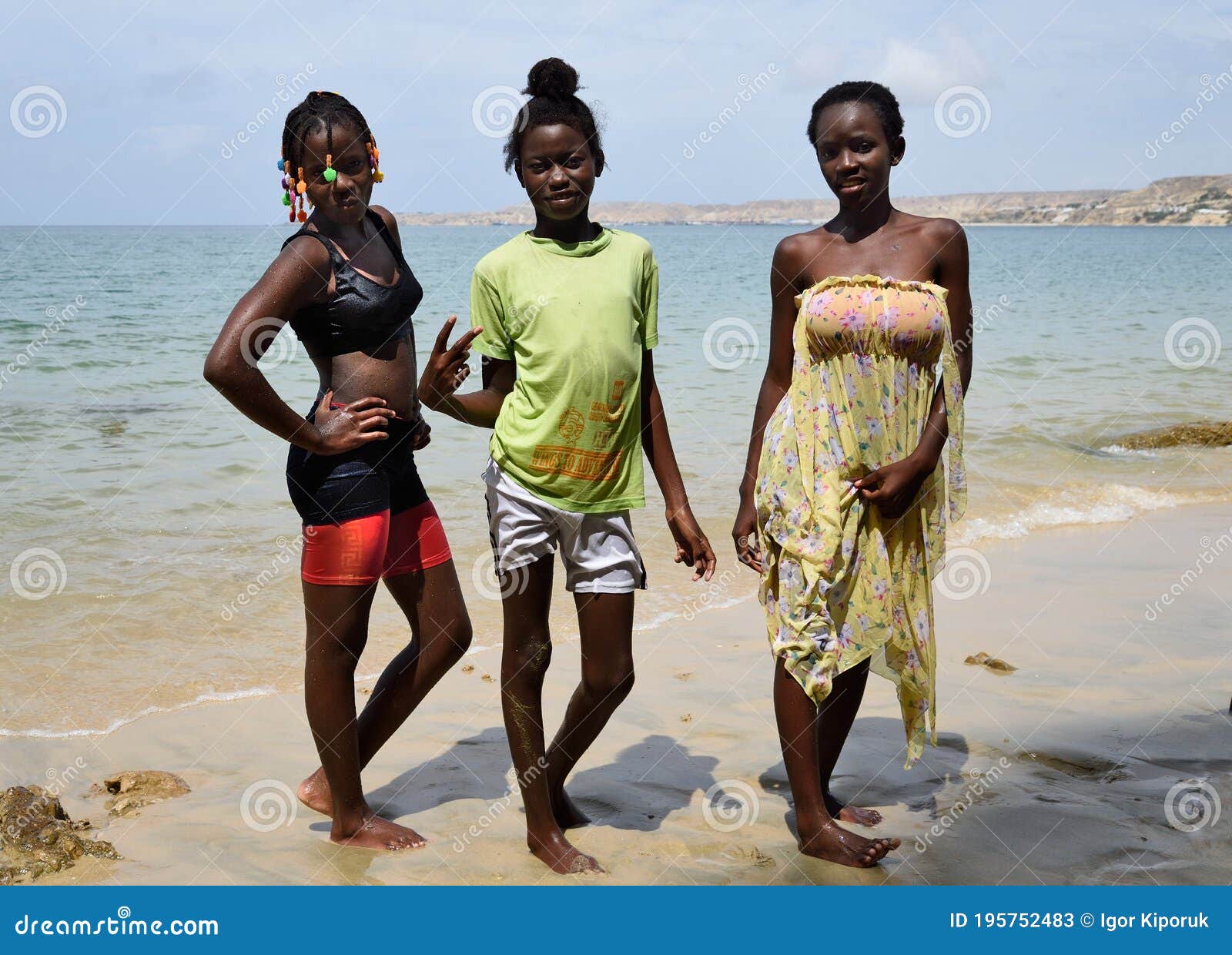 Filles Africaines Sur La Plage Langola Photo Stock éditorial Image