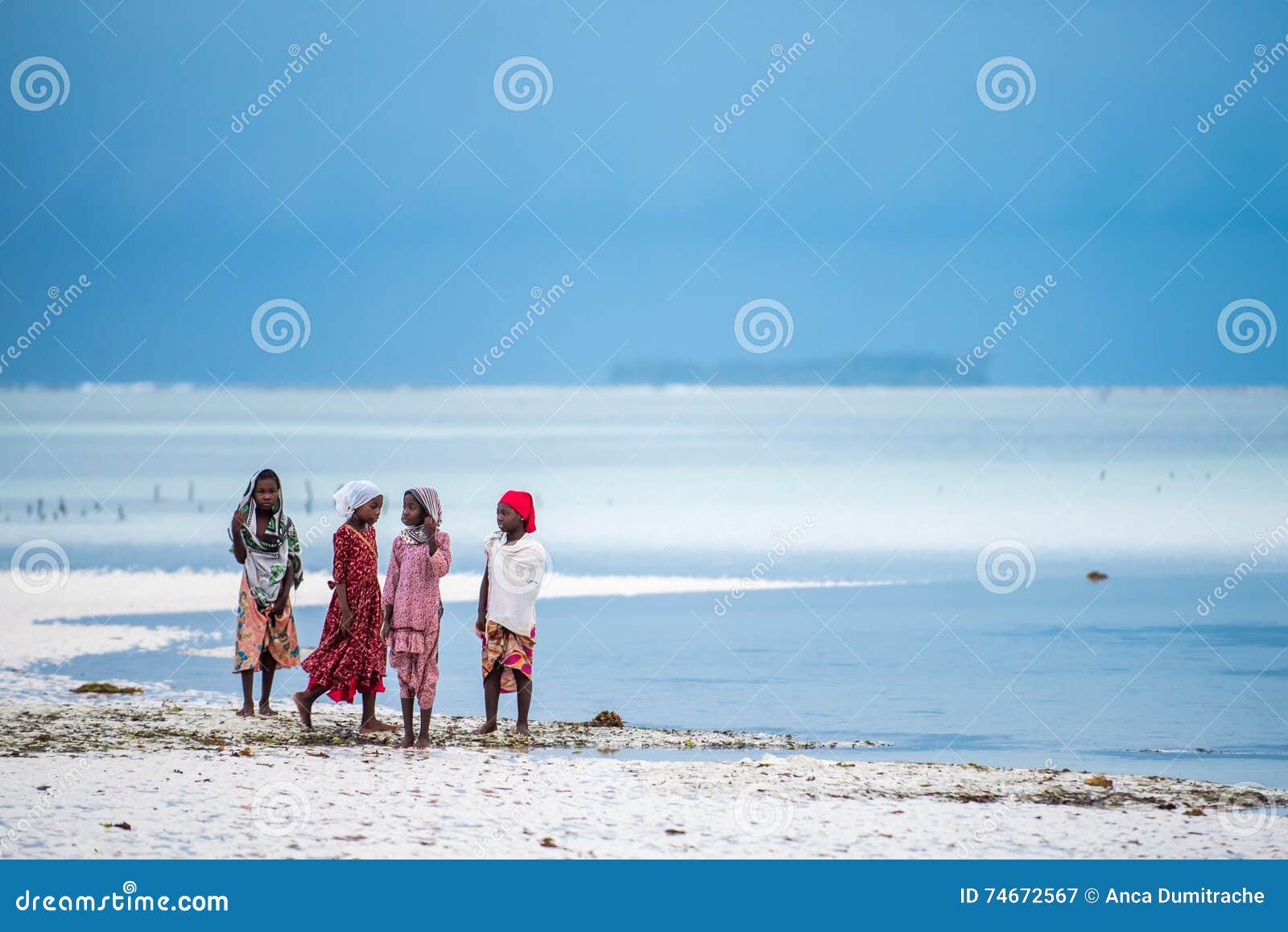 Filles Africaines à La Plage En île De Zanzibar Photographie éditorial