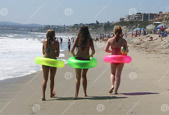 Filles De Plage Photo Stock Image Du Groupe Amusement 155754