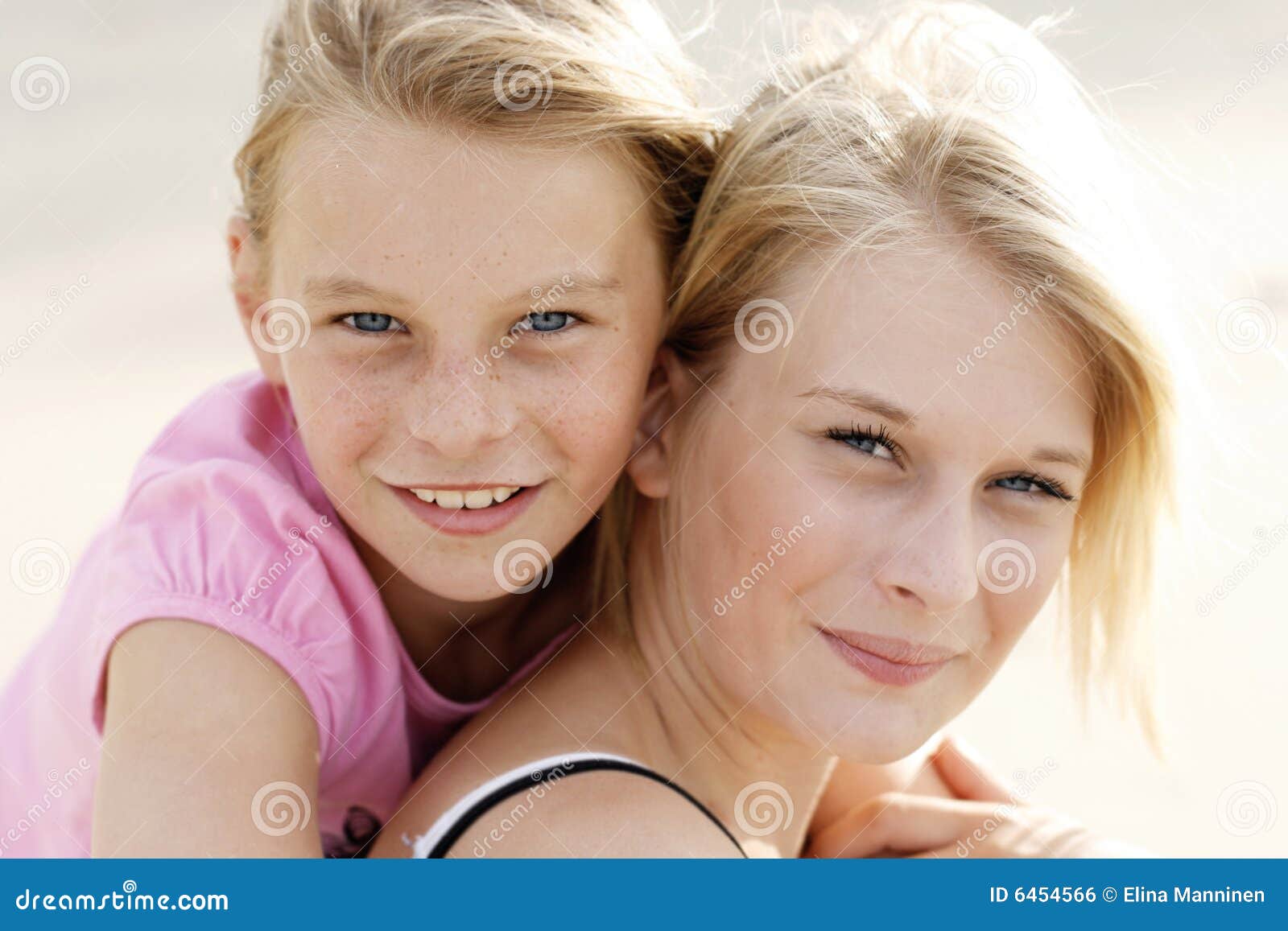 Filles De Plage Heureuses Photo Stock Image Du été Australie 6454566