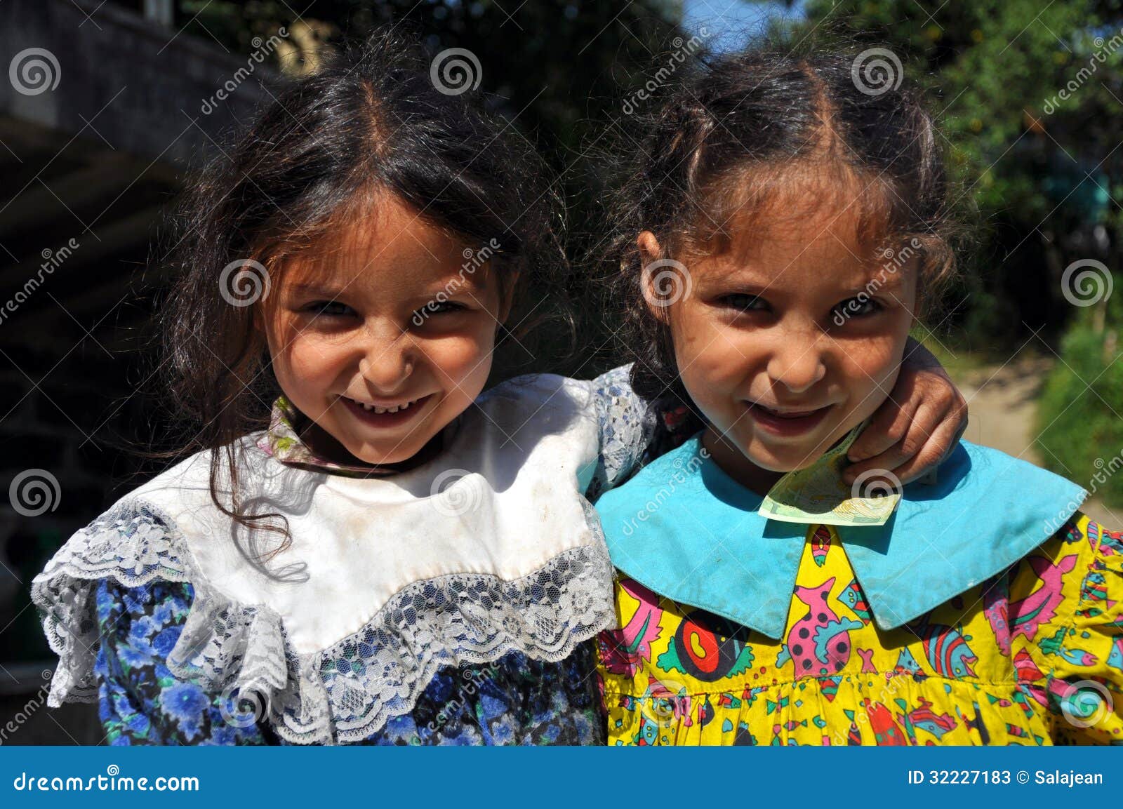 Filles gitanes photo stock éditorial. Image du robe, famille - 32227183