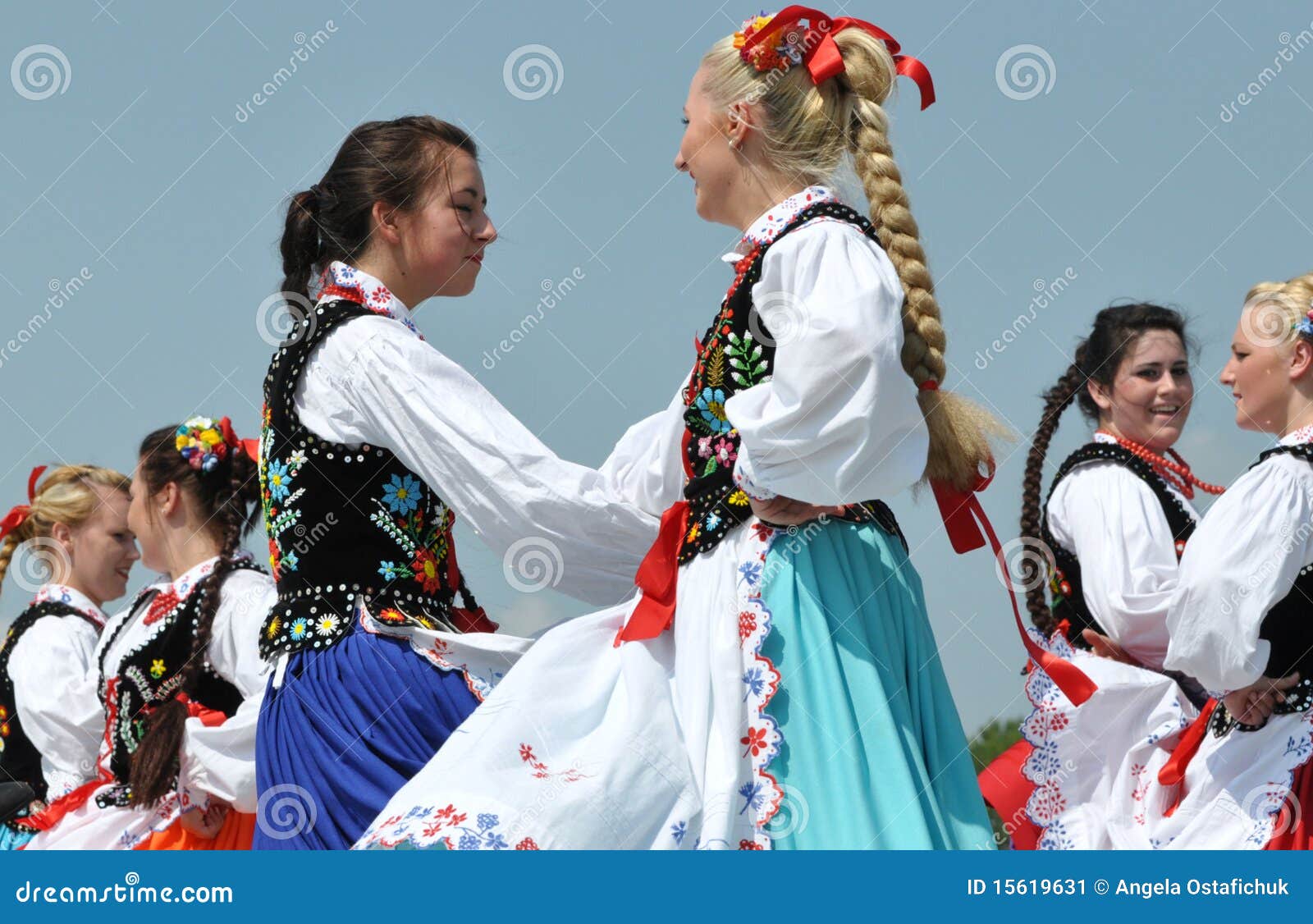 Filles hongroises de danse photo éditorial. Image du hongrois - 15619631