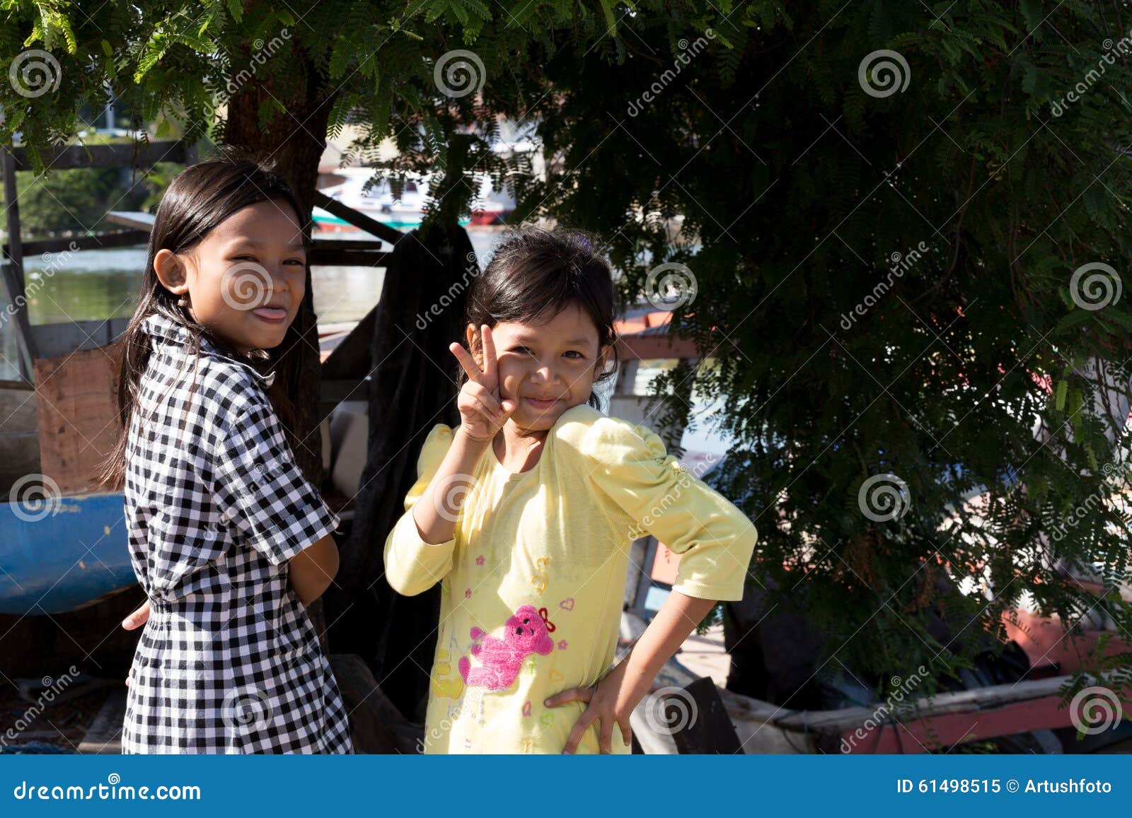 Filles Indonésiennes Dans Le Bidonville De Manado Image éditorial